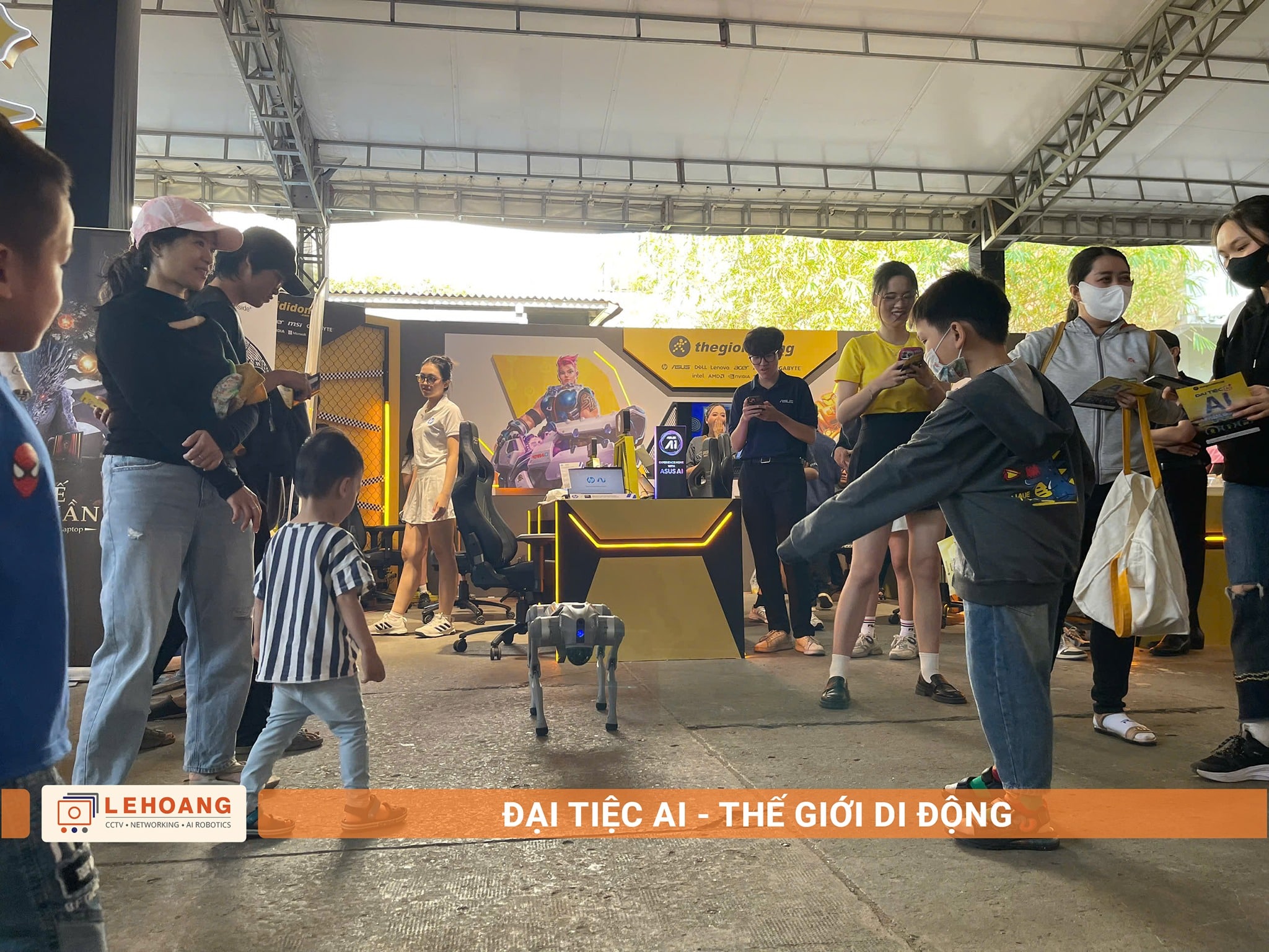 Robot Unitree Go2 khuấy động dại tiệc AI của Thế Giới Di Động